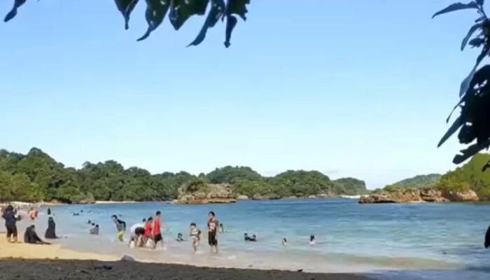 Pantai Banyu Meneng: Eksotisme Alam yang Menjadi Primadona Wisata di ...