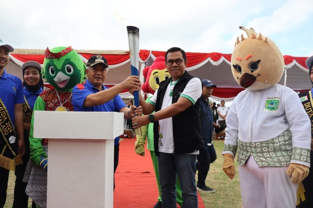 Obor Porprov Jatim 2025 Tiba di Batu, Api Madura Bakar Semangat Malang ...